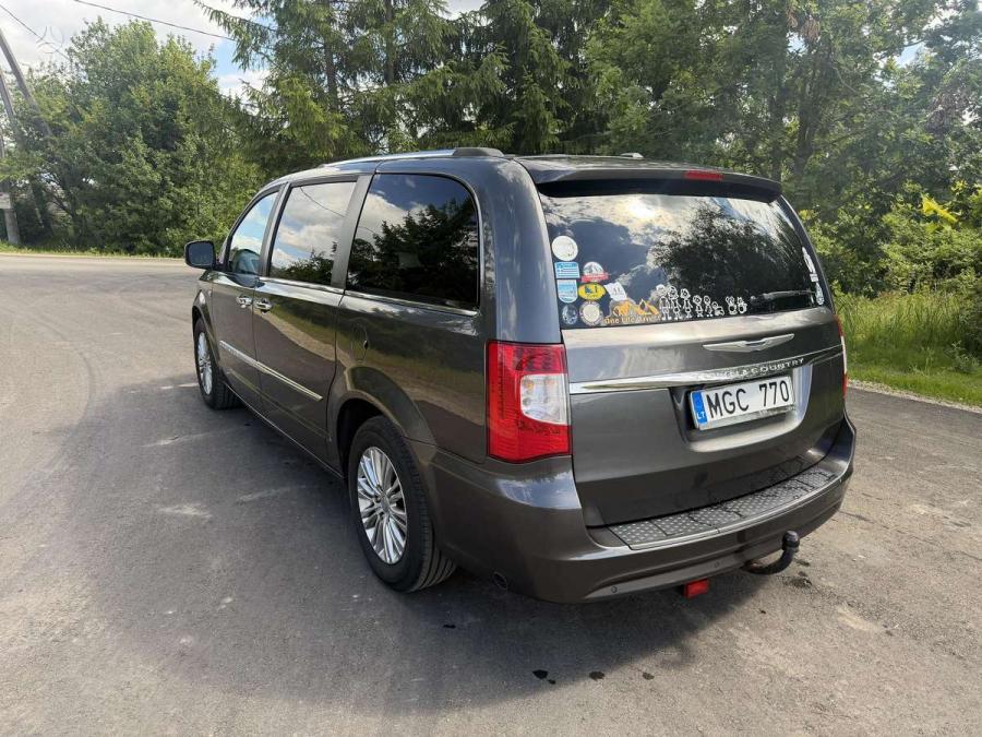 Pelēks Chrysler town-&-country 2014 Viļņa, ar dzinēja tilpumu 3.60 L un nobraukumu 257 tūkst. km par 7900 €, foto 3 vietnē AUTOMOTO.COM.LV