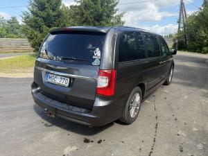 Pelēks Chrysler town-&-country 2014 Viļņa, ar dzinēja tilpumu 3.60 L un nobraukumu 257 tūkst. km par 7900 €, foto 4 vietnē AUTOMOTO.COM.LV