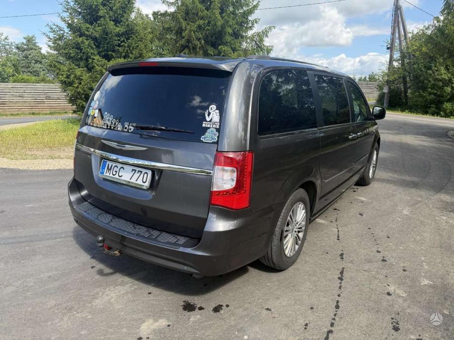 Pelēks Chrysler town-&-country 2014 Viļņa, ar dzinēja tilpumu 3.60 L un nobraukumu 257 tūkst. km par 7900 €, foto 4 vietnē AUTOMOTO.COM.LV