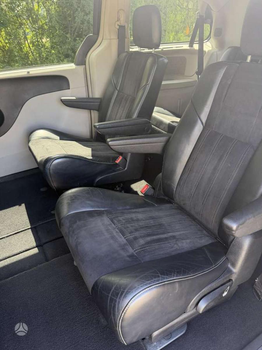 Pelēks Chrysler town-&-country 2014 Viļņa, ar dzinēja tilpumu 3.60 L un nobraukumu 257 tūkst. km par 7900 €, foto 9 vietnē AUTOMOTO.COM.LV