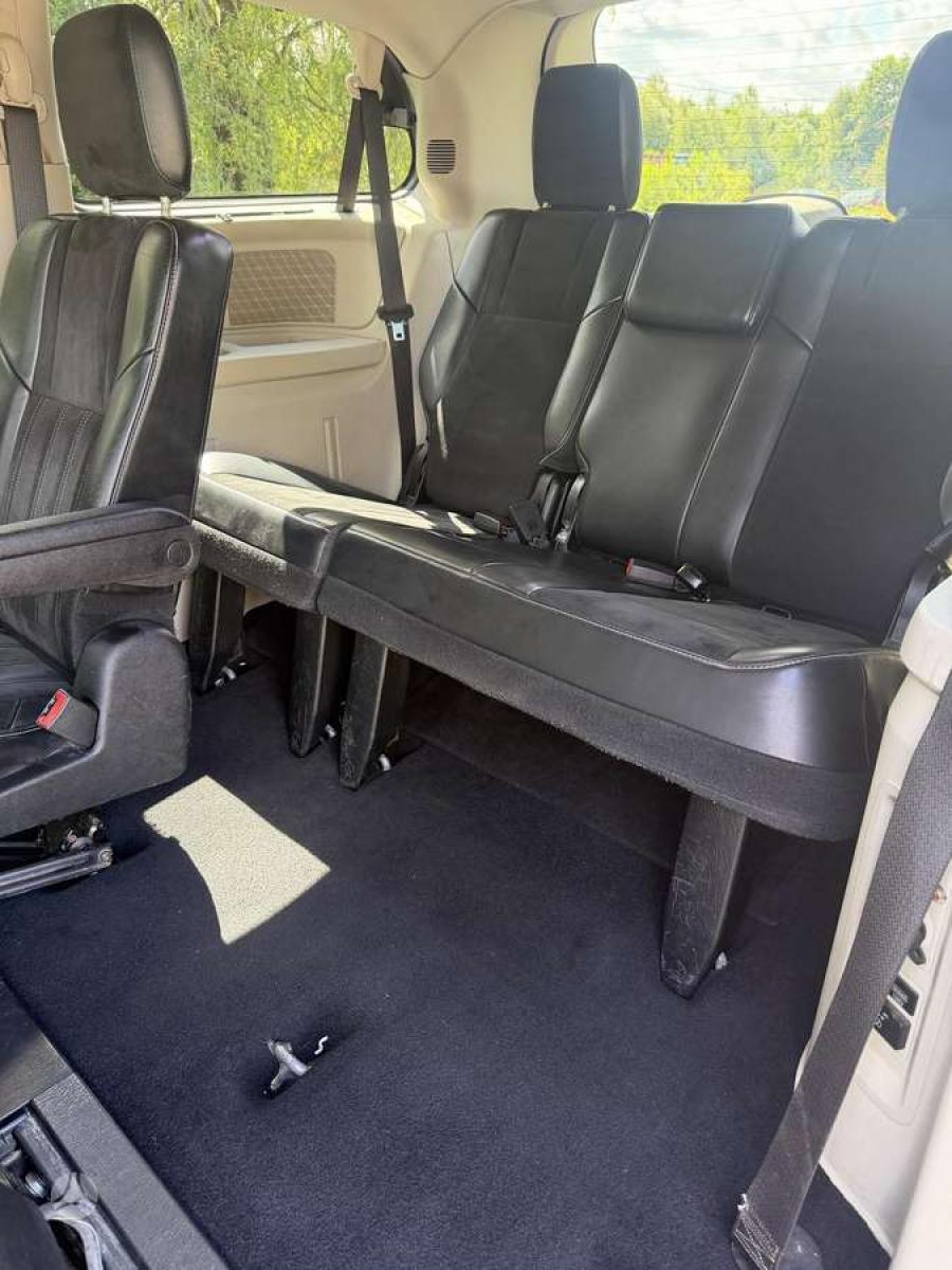 Pelēks Chrysler town-&-country 2014 Viļņa, ar dzinēja tilpumu 3.60 L un nobraukumu 257 tūkst. km par 7900 €, foto 10 vietnē AUTOMOTO.COM.LV