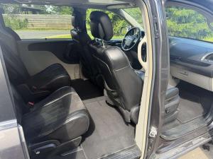 Pelēks Chrysler town-&-country 2014 Viļņa, ar dzinēja tilpumu 3.60 L un nobraukumu 257 tūkst. km par 7900 €, foto 11 vietnē AUTOMOTO.COM.LV