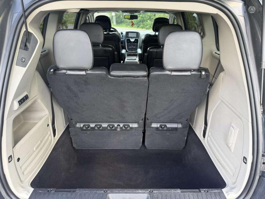 Pelēks Chrysler town-&-country 2014 Viļņa, ar dzinēja tilpumu 3.60 L un nobraukumu 257 tūkst. km par 7900 €, foto 16 vietnē AUTOMOTO.COM.LV
