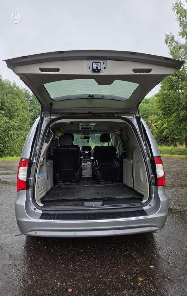 Pelēks Chrysler town-&-country 2014 Visaginas, ar dzinēja tilpumu 3.60 L un nobraukumu 189 tūkst. km par 9000 €, foto 9 vietnē AUTOMOTO.COM.LV