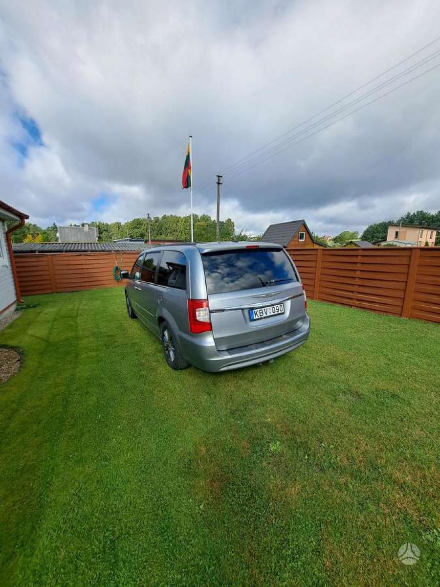 Pelēks Chrysler town-&-country 2014 Mažeikiai, ar dzinēja tilpumu 3.60 L un nobraukumu 274 tūkst. km par 7200 €, foto 4 vietnē AUTOMOTO.COM.LV