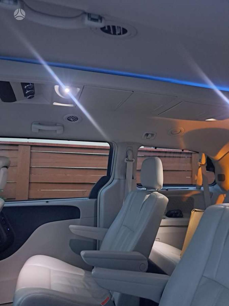 Pelēks Chrysler town-&-country 2014 Mažeikiai, ar dzinēja tilpumu 3.60 L un nobraukumu 274 tūkst. km par 7200 €, foto 6 vietnē AUTOMOTO.COM.LV