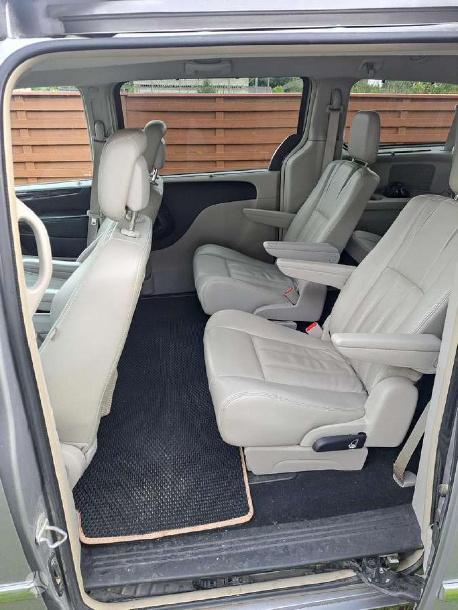 Pelēks Chrysler town-&-country 2014 Mažeikiai, ar dzinēja tilpumu 3.60 L un nobraukumu 274 tūkst. km par 7200 €, foto 8 vietnē AUTOMOTO.COM.LV