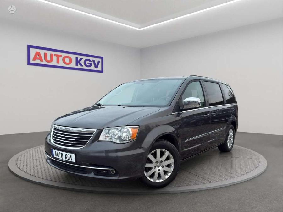 Grey Chrysler town-&-country 2015 in Kaunas, with an engine capacity of 3.60 L and mileage of 385 thousand km for 7899 €, photo 1 on AUTOMOTO.COM.LV