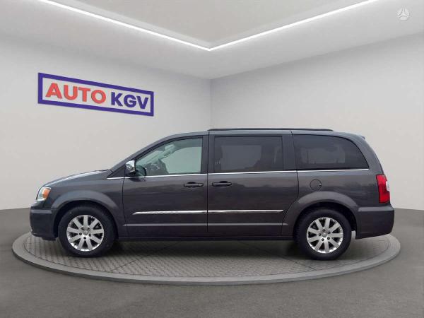 Grey Chrysler town-&-country 2015 in Kaunas, with an engine capacity of 3.60 L and mileage of 385 thousand km for 7899 €, photo 2 on AUTOMOTO.COM.LV