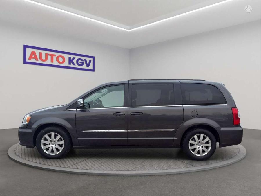 Grey Chrysler town-&-country 2015 in Kaunas, with an engine capacity of 3.60 L and mileage of 385 thousand km for 7899 €, photo 2 on AUTOMOTO.COM.LV