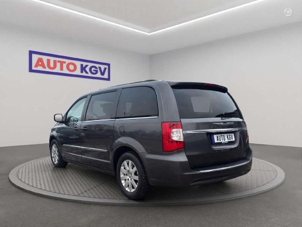 Grey Chrysler town-&-country 2015 in Kaunas, with an engine capacity of 3.60 L and mileage of 385 thousand km for 7899 €, photo 3 on AUTOMOTO.COM.LV