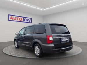 Grey Chrysler town-&-country 2015 in Kaunas, with an engine capacity of 3.60 L and mileage of 385 thousand km for 7899 €, photo 3 on AUTOMOTO.COM.LV