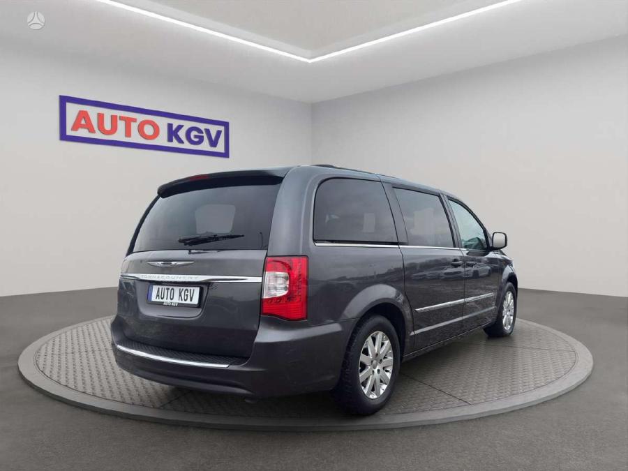 Grey Chrysler town-&-country 2015 in Kaunas, with an engine capacity of 3.60 L and mileage of 385 thousand km for 7899 €, photo 5 on AUTOMOTO.COM.LV