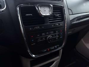 Grey Chrysler town-&-country 2015 in Kaunas, with an engine capacity of 3.60 L and mileage of 385 thousand km for 7899 €, photo 15 on AUTOMOTO.COM.LV