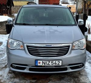 Pelēks Chrysler town-&-country 2015 Alīta, ar dzinēja tilpumu 3.60 L un nobraukumu 284 tūkst. km par 10300 €, foto  vietnē AUTOMOTO.COM.LV