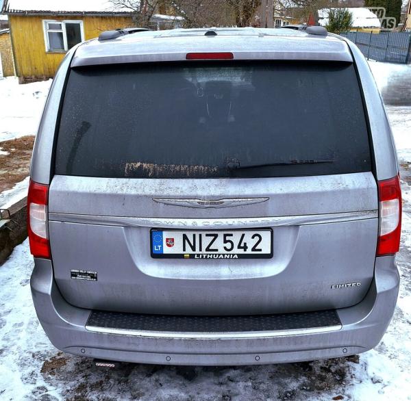 Pelēks Chrysler town-&-country 2015 Alīta, ar dzinēja tilpumu 3.60 L un nobraukumu 284 tūkst. km par 10300 €, foto 4 vietnē AUTOMOTO.COM.LV
