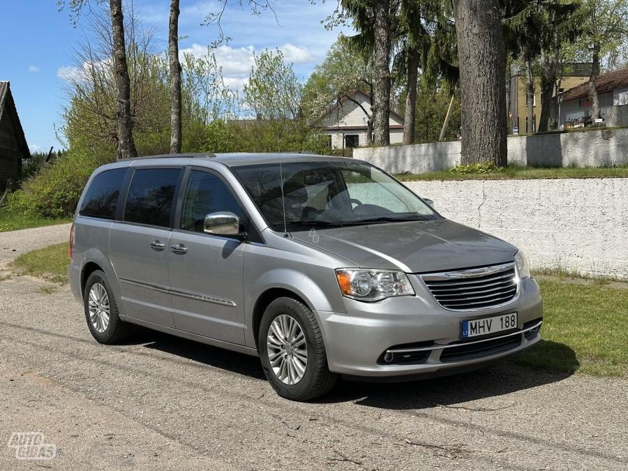 Grey Chrysler town-&-country 2015 in Utena, with an engine capacity of 3.60 L and mileage of 250 thousand km for 11200 €, photo 1 on AUTOMOTO.COM.LV
