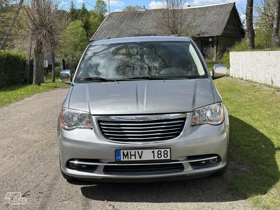 Grey Chrysler town-&-country 2015 in Utena, with an engine capacity of 3.60 L and mileage of 250 thousand km for 11200 €, photo 3 on AUTOMOTO.COM.LV