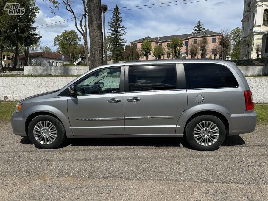 Grey Chrysler town-&-country 2015 in Utena, with an engine capacity of 3.60 L and mileage of 250 thousand km for 11200 €, photo 7 on AUTOMOTO.COM.LV