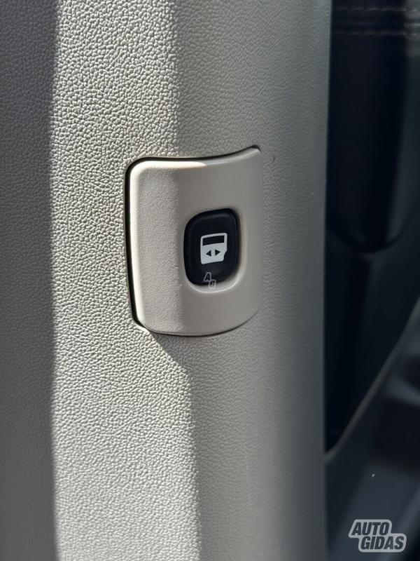 Grey Chrysler town-&-country 2015 in Utena, with an engine capacity of 3.60 L and mileage of 250 thousand km for 11200 €, photo 10 on AUTOMOTO.COM.LV