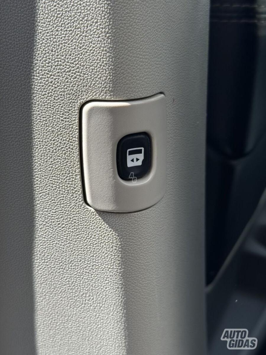 Grey Chrysler town-&-country 2015 in Utena, with an engine capacity of 3.60 L and mileage of 250 thousand km for 11200 €, photo 11 on AUTOMOTO.COM.LV