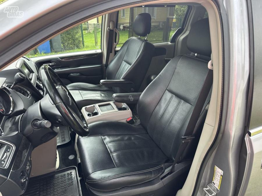 Grey Chrysler town-&-country 2015 in Utena, with an engine capacity of 3.60 L and mileage of 250 thousand km for 11200 €, photo 21 on AUTOMOTO.COM.LV
