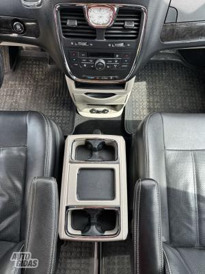 Grey Chrysler town-&-country 2015 in Utena, with an engine capacity of 3.60 L and mileage of 250 thousand km for 11200 €, photo 26 on AUTOMOTO.COM.LV