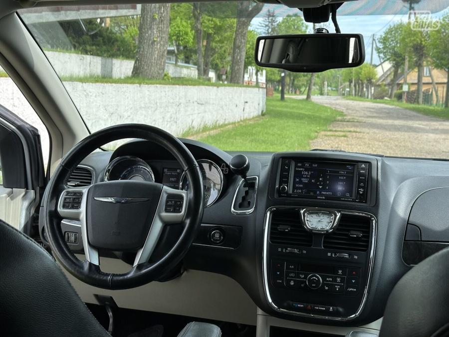 Grey Chrysler town-&-country 2015 in Utena, with an engine capacity of 3.60 L and mileage of 250 thousand km for 11200 €, photo 27 on AUTOMOTO.COM.LV