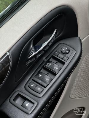 Grey Chrysler town-&-country 2015 in Utena, with an engine capacity of 3.60 L and mileage of 250 thousand km for 11200 €, photo 30 on AUTOMOTO.COM.LV