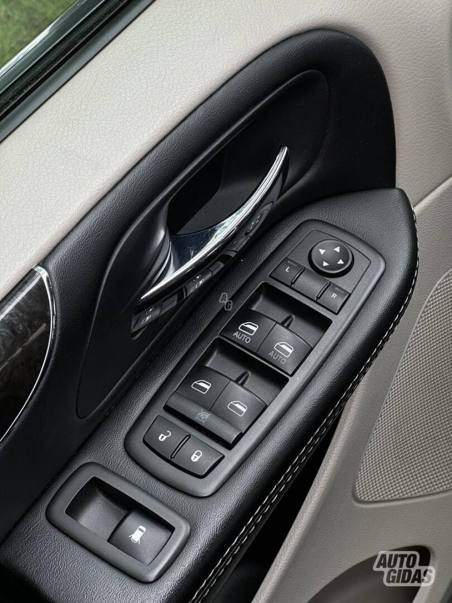 Grey Chrysler town-&-country 2015 in Utena, with an engine capacity of 3.60 L and mileage of 250 thousand km for 11200 €, photo 30 on AUTOMOTO.COM.LV