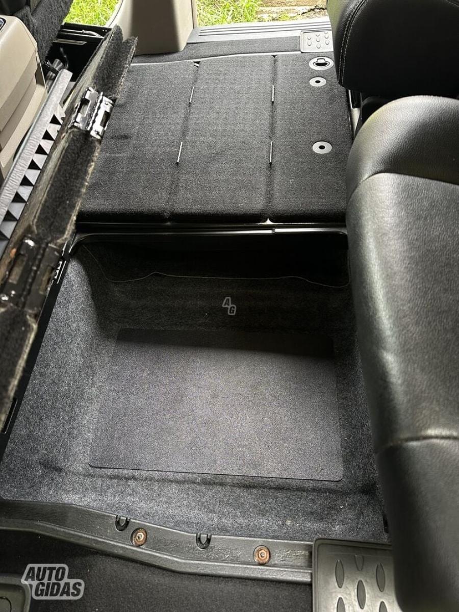 Grey Chrysler town-&-country 2015 in Utena, with an engine capacity of 3.60 L and mileage of 250 thousand km for 11200 €, photo 31 on AUTOMOTO.COM.LV