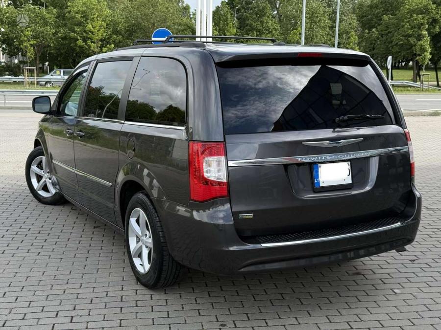 Grey Chrysler town-&-country 2015 in Klaipeda, with an engine capacity of 3.60 L and mileage of 255 thousand km for 7900 €, photo 7 on AUTOMOTO.COM.LV