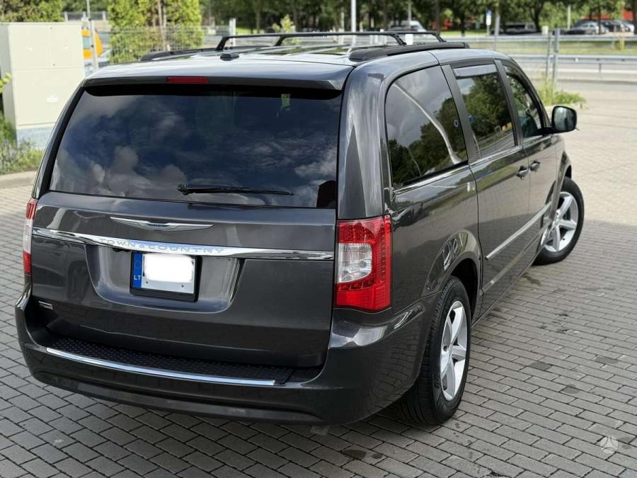 Grey Chrysler town-&-country 2015 in Klaipeda, with an engine capacity of 3.60 L and mileage of 255 thousand km for 7900 €, photo 10 on AUTOMOTO.COM.LV