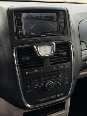 Grey Chrysler town-&-country 2015 in Klaipeda, with an engine capacity of 3.60 L and mileage of 255 thousand km for 7900 €, photo 13 on AUTOMOTO.COM.LV