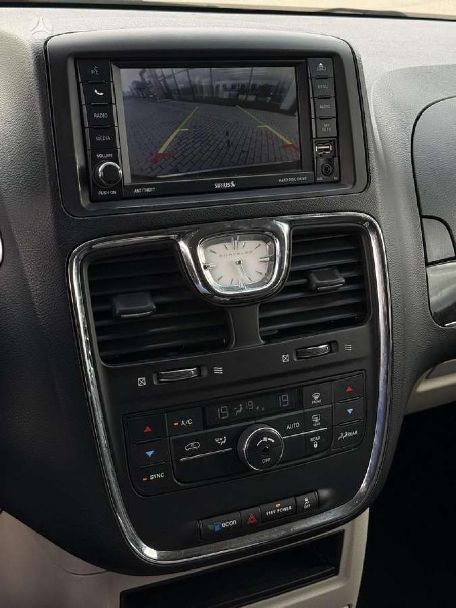 Grey Chrysler town-&-country 2015 in Klaipeda, with an engine capacity of 3.60 L and mileage of 255 thousand km for 7900 €, photo 13 on AUTOMOTO.COM.LV