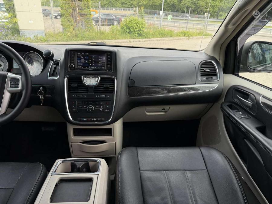 Grey Chrysler town-&-country 2015 in Klaipeda, with an engine capacity of 3.60 L and mileage of 255 thousand km for 7900 €, photo 14 on AUTOMOTO.COM.LV