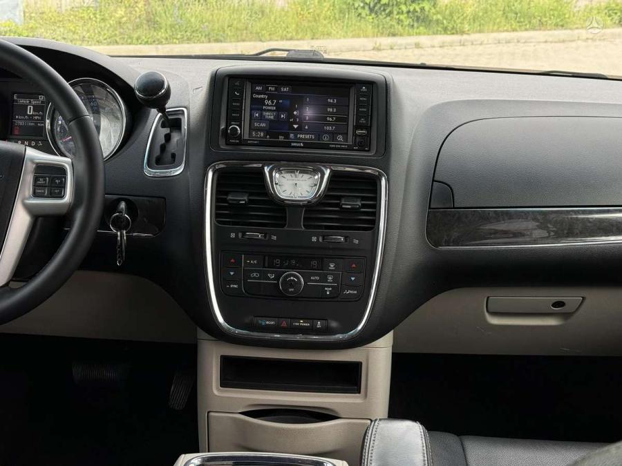 Grey Chrysler town-&-country 2015 in Klaipeda, with an engine capacity of 3.60 L and mileage of 255 thousand km for 7900 €, photo 15 on AUTOMOTO.COM.LV