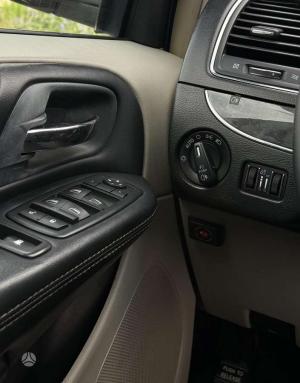 Grey Chrysler town-&-country 2015 in Klaipeda, with an engine capacity of 3.60 L and mileage of 255 thousand km for 7900 €, photo 16 on AUTOMOTO.COM.LV