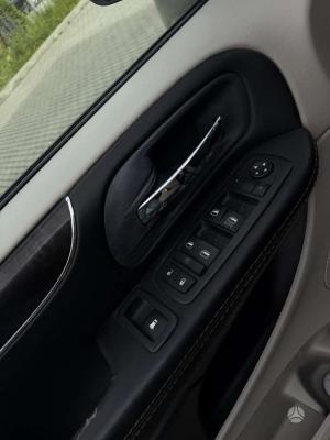 Grey Chrysler town-&-country 2015 in Klaipeda, with an engine capacity of 3.60 L and mileage of 255 thousand km for 7900 €, photo 17 on AUTOMOTO.COM.LV
