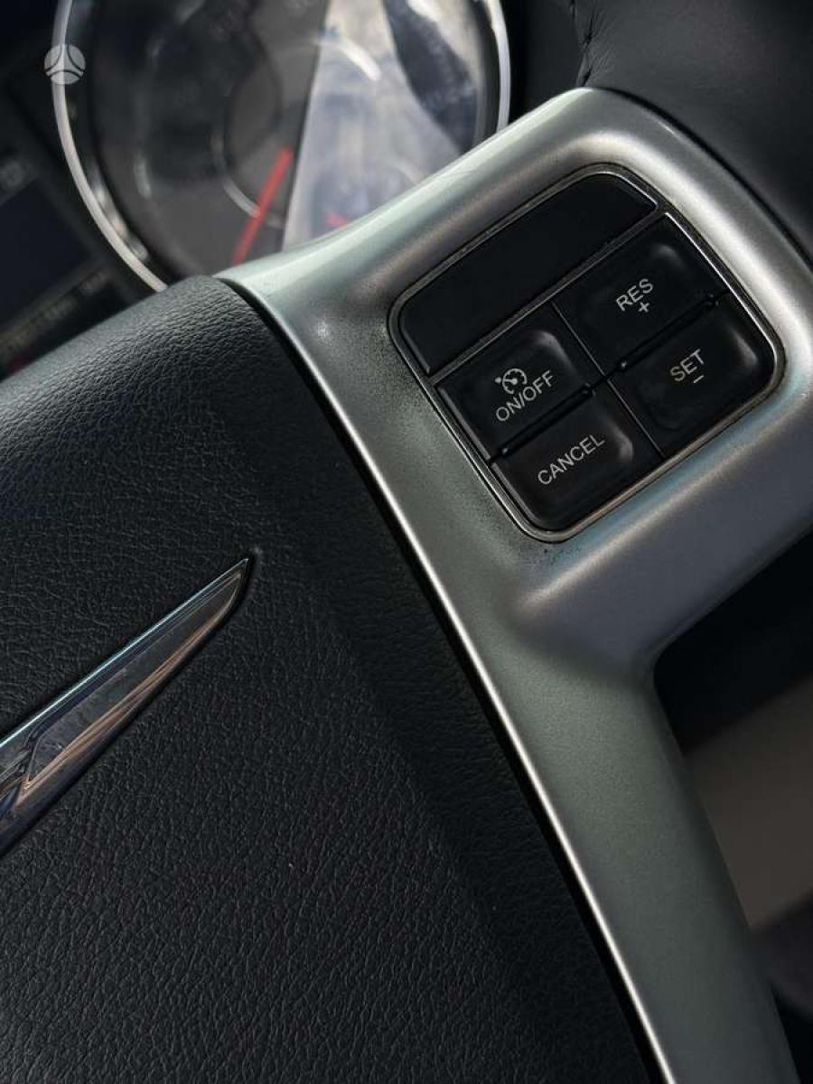 Grey Chrysler town-&-country 2015 in Klaipeda, with an engine capacity of 3.60 L and mileage of 255 thousand km for 7900 €, photo 18 on AUTOMOTO.COM.LV