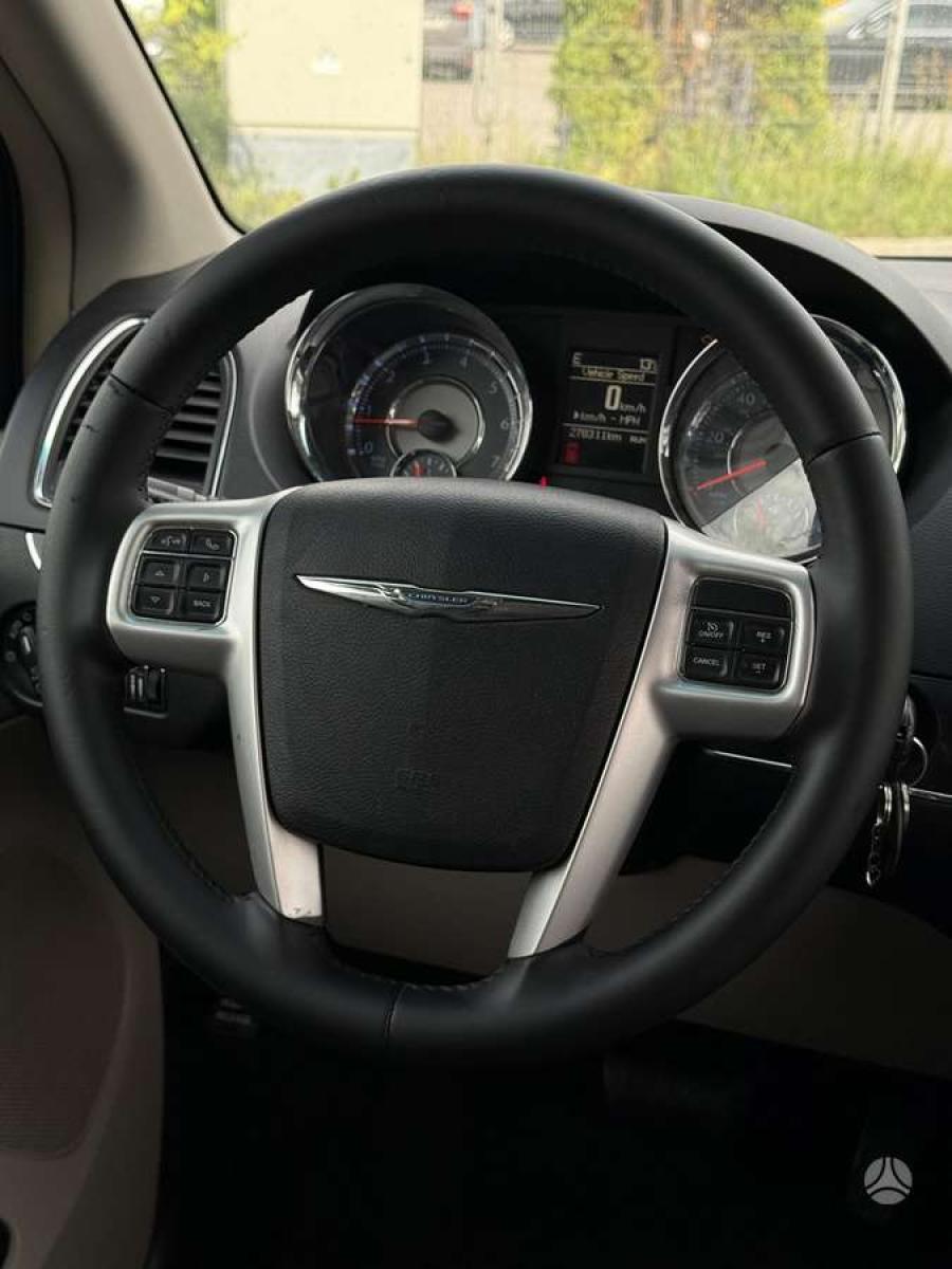 Grey Chrysler town-&-country 2015 in Klaipeda, with an engine capacity of 3.60 L and mileage of 255 thousand km for 7900 €, photo 20 on AUTOMOTO.COM.LV