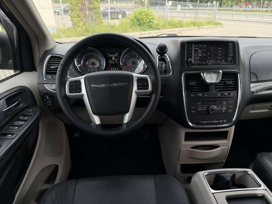 Grey Chrysler town-&-country 2015 in Klaipeda, with an engine capacity of 3.60 L and mileage of 255 thousand km for 7900 €, photo 21 on AUTOMOTO.COM.LV