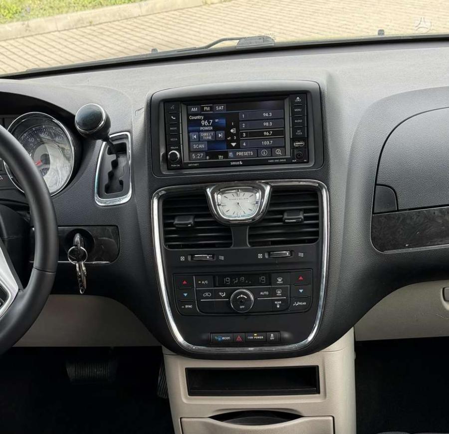 Grey Chrysler town-&-country 2015 in Klaipeda, with an engine capacity of 3.60 L and mileage of 255 thousand km for 7900 €, photo 22 on AUTOMOTO.COM.LV