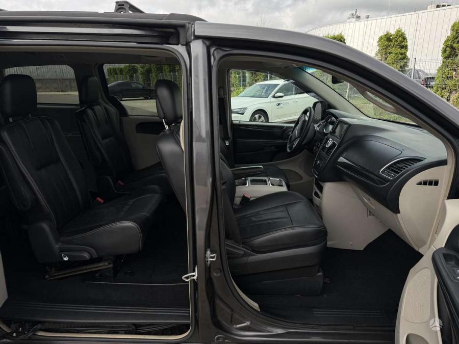Grey Chrysler town-&-country 2015 in Klaipeda, with an engine capacity of 3.60 L and mileage of 255 thousand km for 7900 €, photo 25 on AUTOMOTO.COM.LV