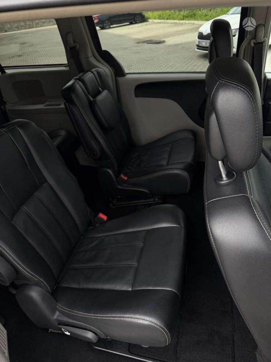 Grey Chrysler town-&-country 2015 in Klaipeda, with an engine capacity of 3.60 L and mileage of 255 thousand km for 7900 €, photo 31 on AUTOMOTO.COM.LV