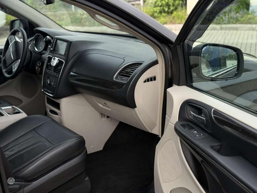 Grey Chrysler town-&-country 2015 in Klaipeda, with an engine capacity of 3.60 L and mileage of 255 thousand km for 7900 €, photo 32 on AUTOMOTO.COM.LV