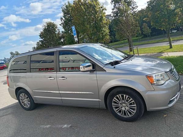 Pelēks Chrysler town-&-country 2015 Kauņa, ar dzinēja tilpumu 3.60 L un nobraukumu 251 tūkst. km par 8000 €, foto 3 vietnē AUTOMOTO.COM.LV