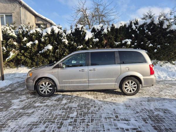 Grey Chrysler town-&-country 2016 in Plunge, with an engine capacity of 3.60 L and mileage of 225 thousand km for 8800 €, photo 1 on AUTOMOTO.COM.LV