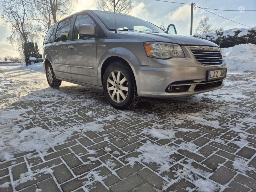 Pelēks Chrysler town-&-country 2016 Plungė, ar dzinēja tilpumu 3.60 L un nobraukumu 225 tūkst. km par 8800 €, foto 4 vietnē AUTOMOTO.COM.LV