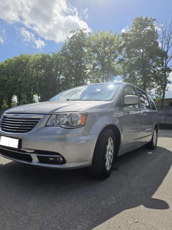 Pelēks Chrysler town-&-country 2016 Plungė, ar dzinēja tilpumu 3.60 L un nobraukumu 226 tūkst. km par 7550 €, foto 2 vietnē AUTOMOTO.COM.LV